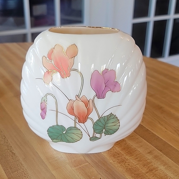 Vintage | Accents | Vintage Fine China Japan Floral Clam Scalloped Vase ...